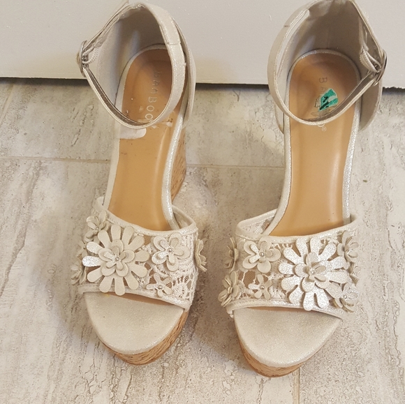 BAMBOO | Shoes | Sliver Floral Bamboo Wedges Size 7 2 | Poshmark